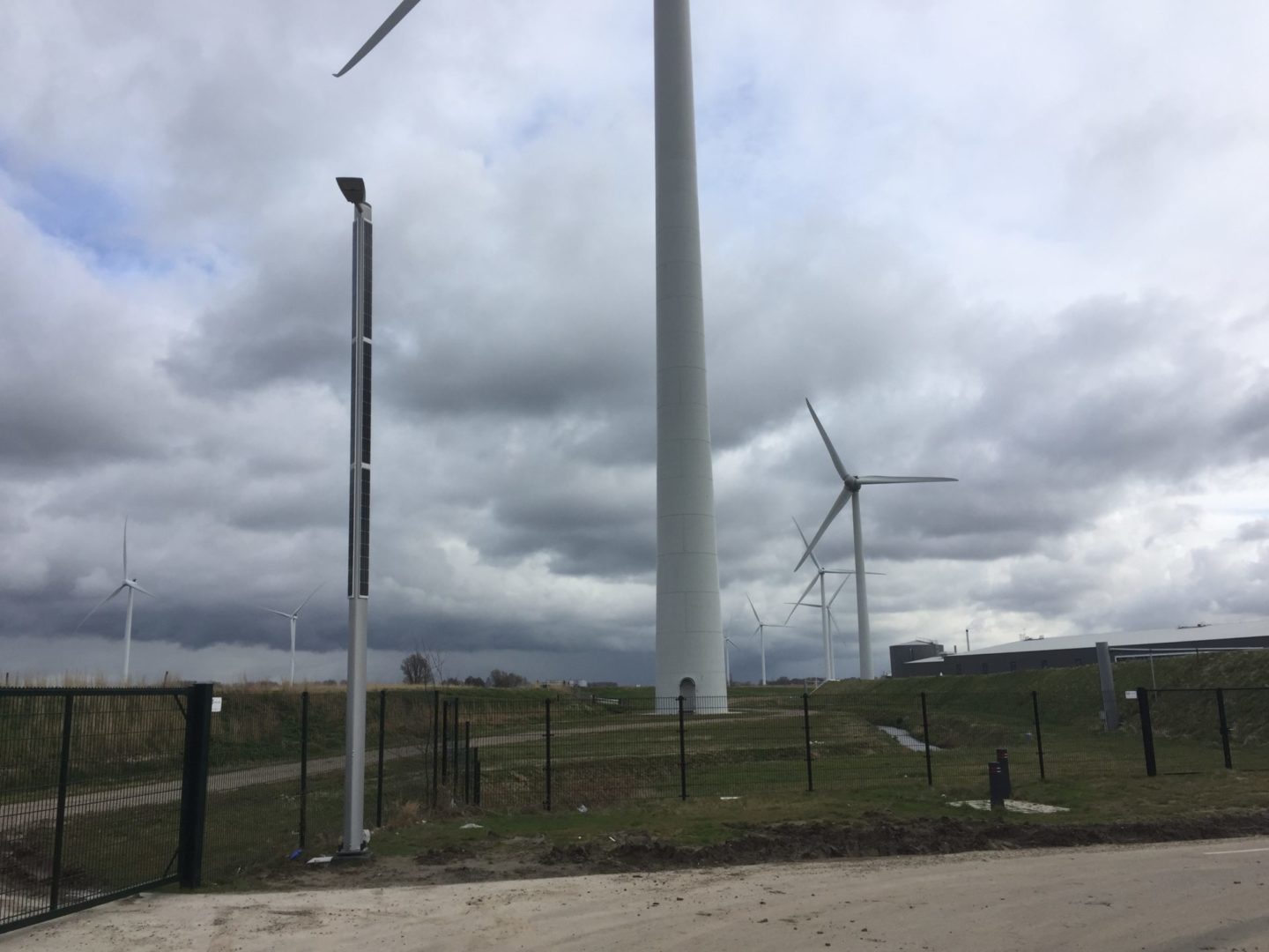 Three 8-metre Plectre Sun columns installed in Dinteloord | Priess ...